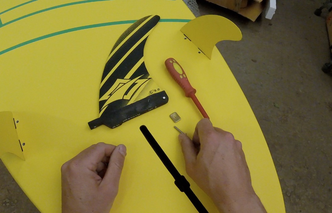 How to fit a SUP fin in a US fin box / SUPboarder How to Videos ...